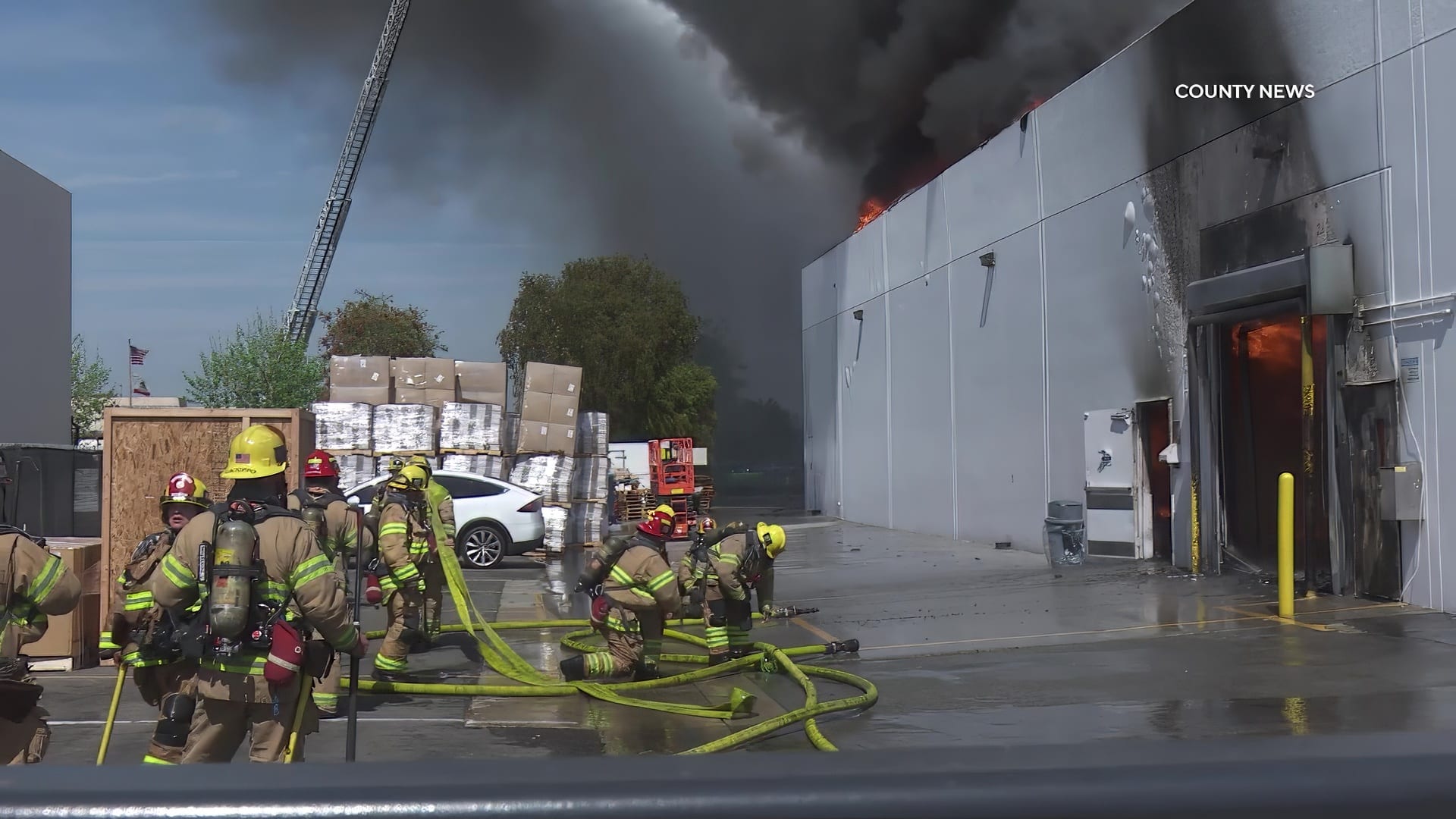 Irvine: Massive 3-Alarm Fire Engulfs Commercial Building - CountyNews.TV